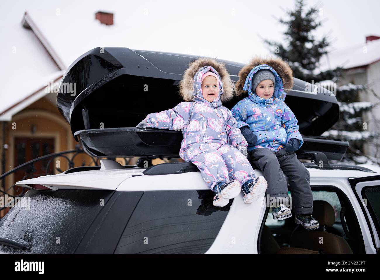 Girls on car roof hi-res stock photography and images - Alamy