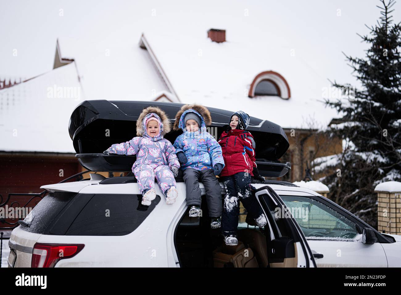 Kids on rooftop hi-res stock photography and images - Alamy