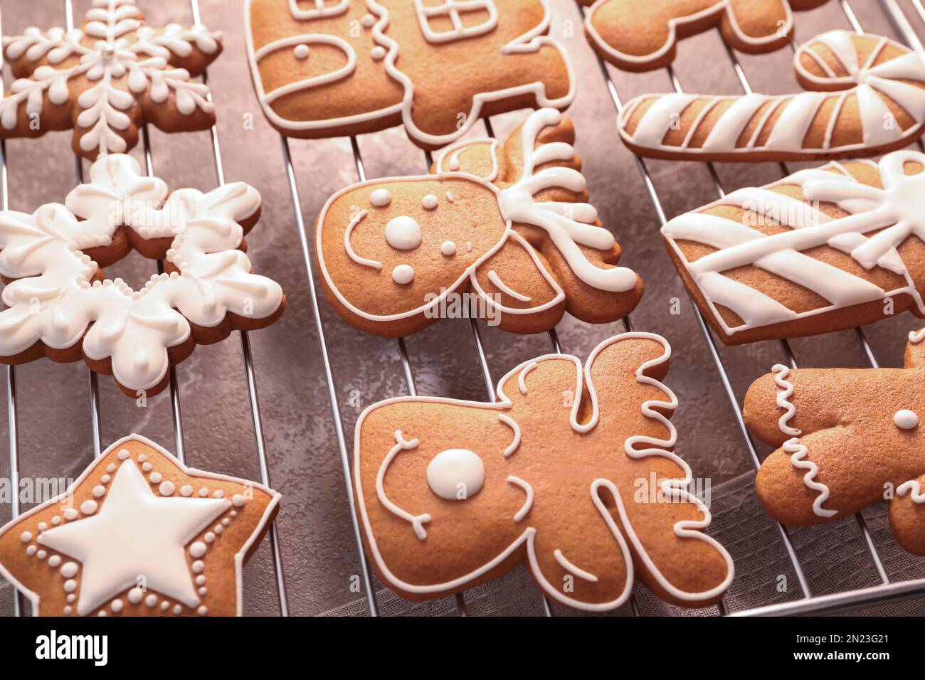 Delicious Christmas cookies on cooling rack, closeup Stock Photo - Alamy