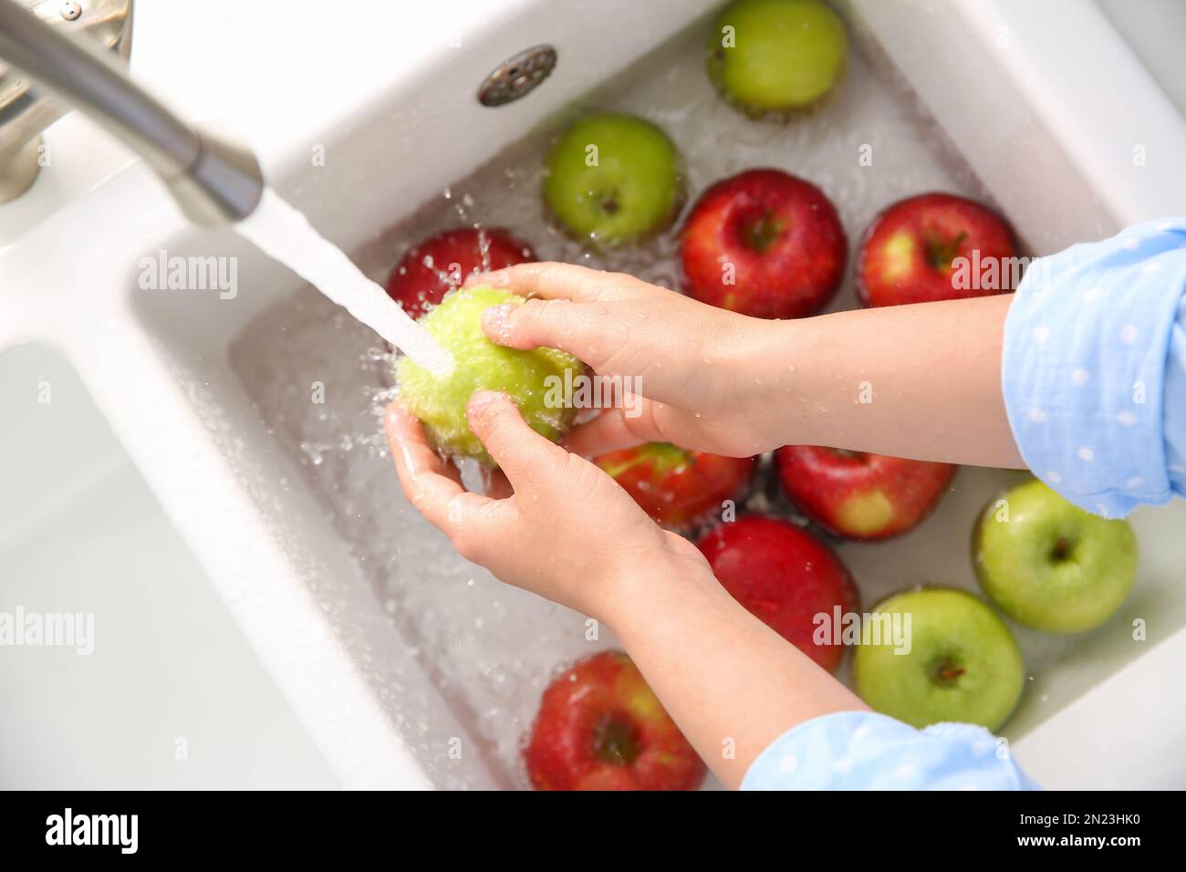Hands washing green apples hi-res stock photography and images - Alamy