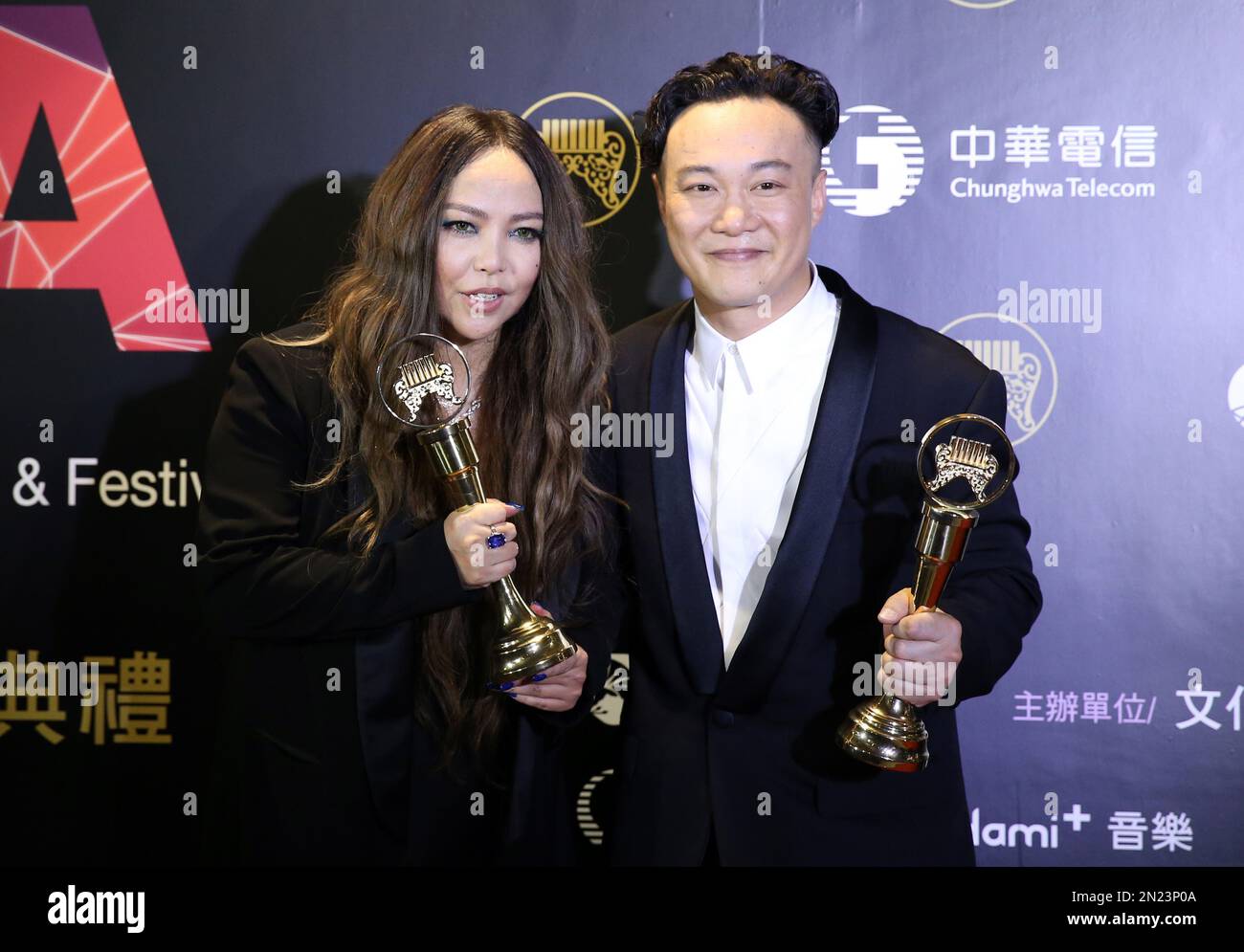 Taiwanese singer A-Mei and Hong Kong singer Eason Chen hold their award ...