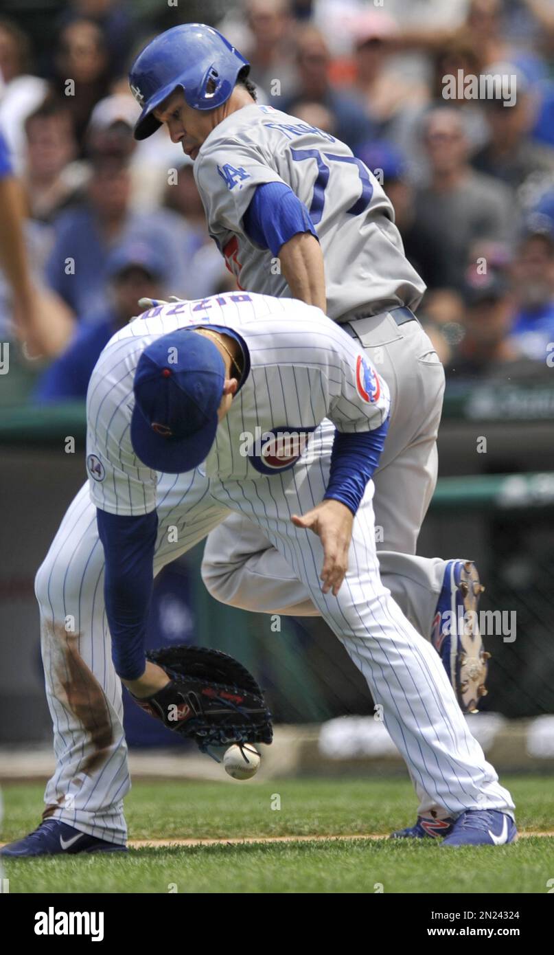 Chicago Cubs first baseman Anthony Rizzo, front, bobbles a grounder as ...
