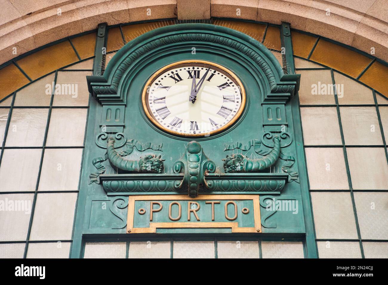 Porto, Portugal - 25.12.2022: Vintage station clock in Sao Bento Train ...