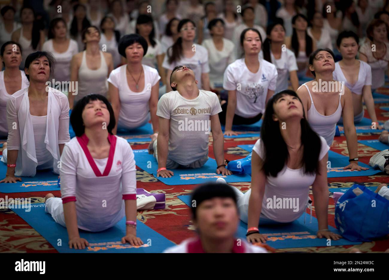 Chinese perform yoga under the instructions of Indian yoga teachers at ...