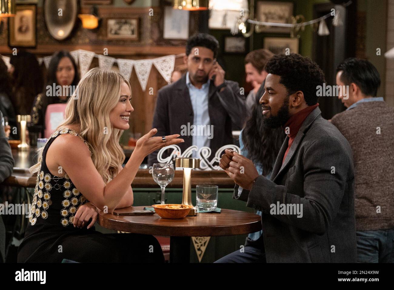 HOW I MET YOUR FATHER, foreground from left: Hilary Duff, Daniel ...