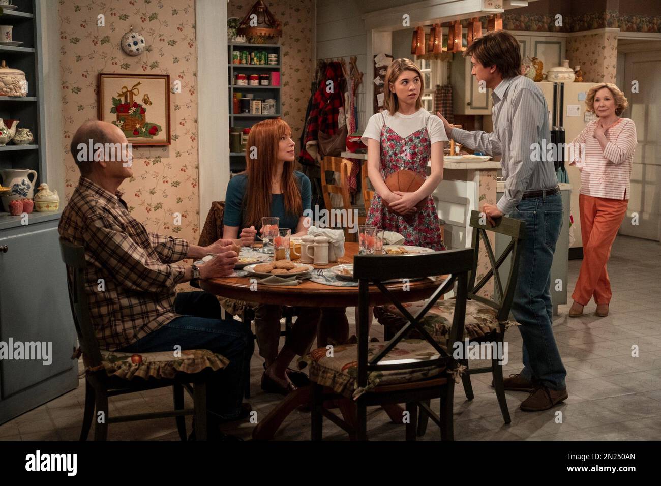 THAT '90S SHOW, (aka THAT 90S SHOW), from left: Kurtwood Smith, Laura ...