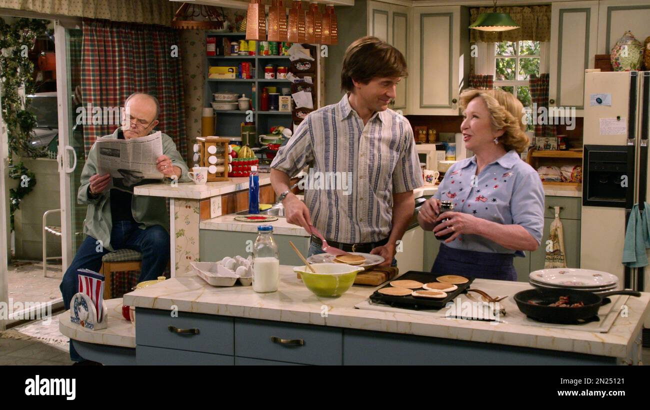 THAT '90S SHOW, (aka THAT 90S SHOW), from left: Kurtwood Smith, Topher Grace, Debra Jo Rupp ...