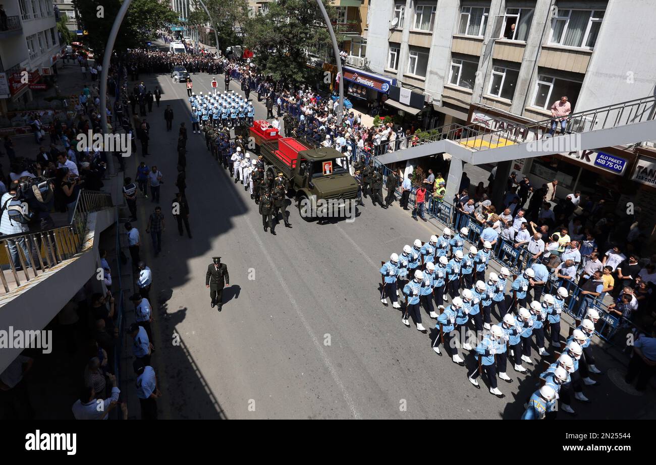 Columns of blue-uniformed soldiers escort the flag-draped coffin of ...