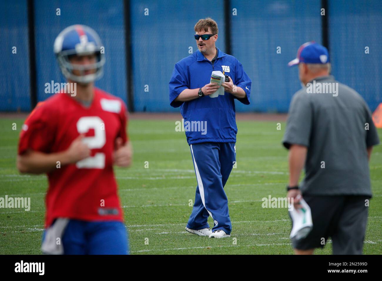 New York Giants offensive coordinator Ben McAdoo, center, watches his ...