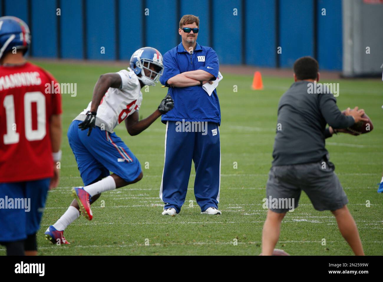 New York Giants offensive coordinator Ben McAdoo, center, watches his ...