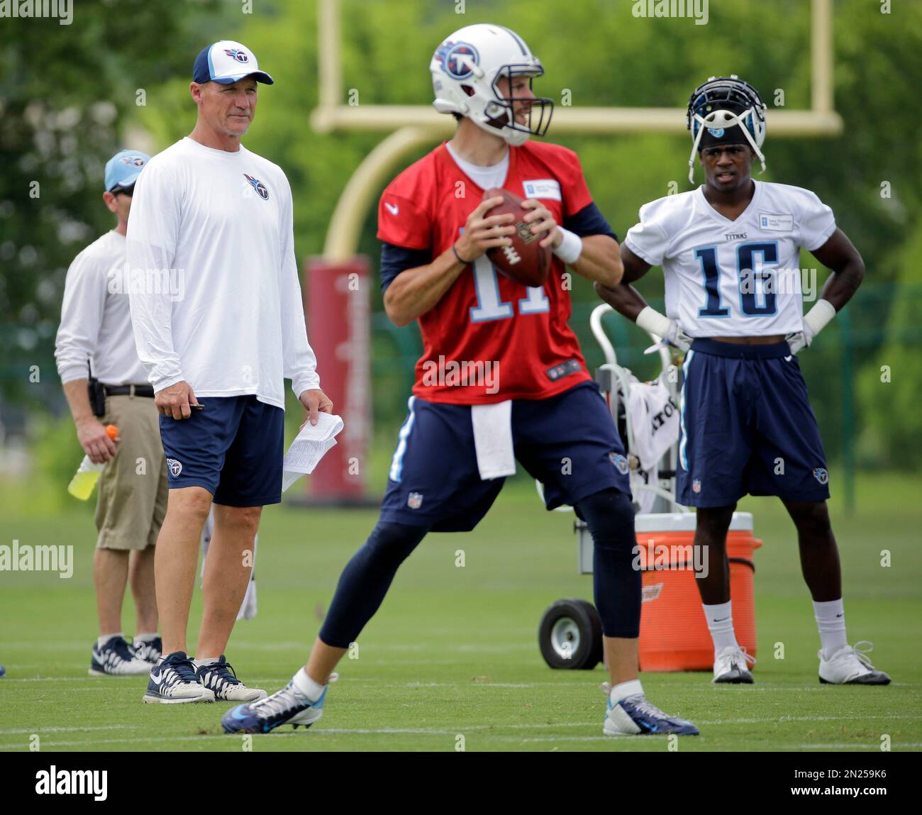 Tennessee Titans head coach Ken Whisenhunt, left, watches as ...