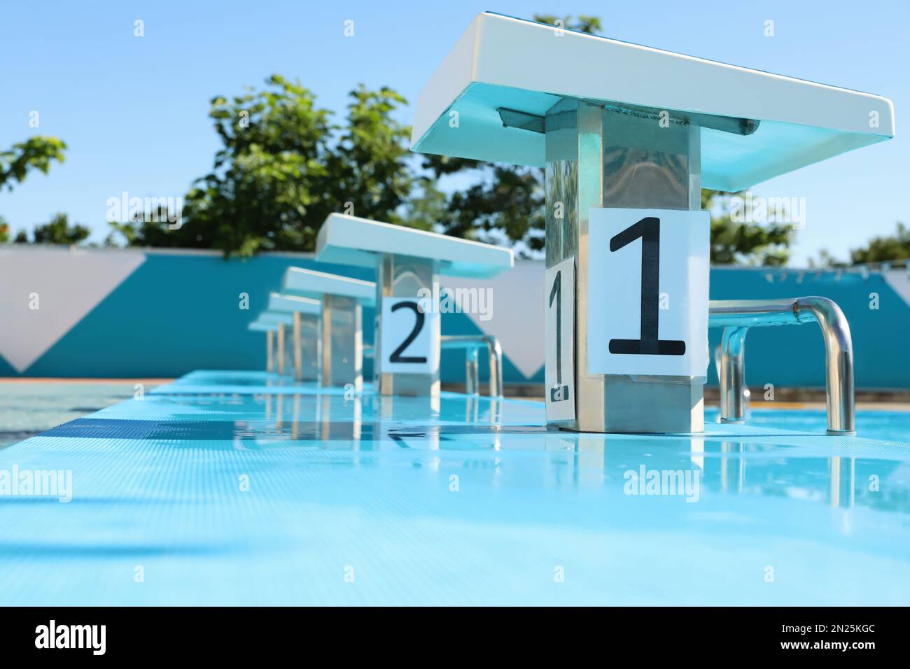 Starting block swimming pool hi-res stock photography and images - Alamy