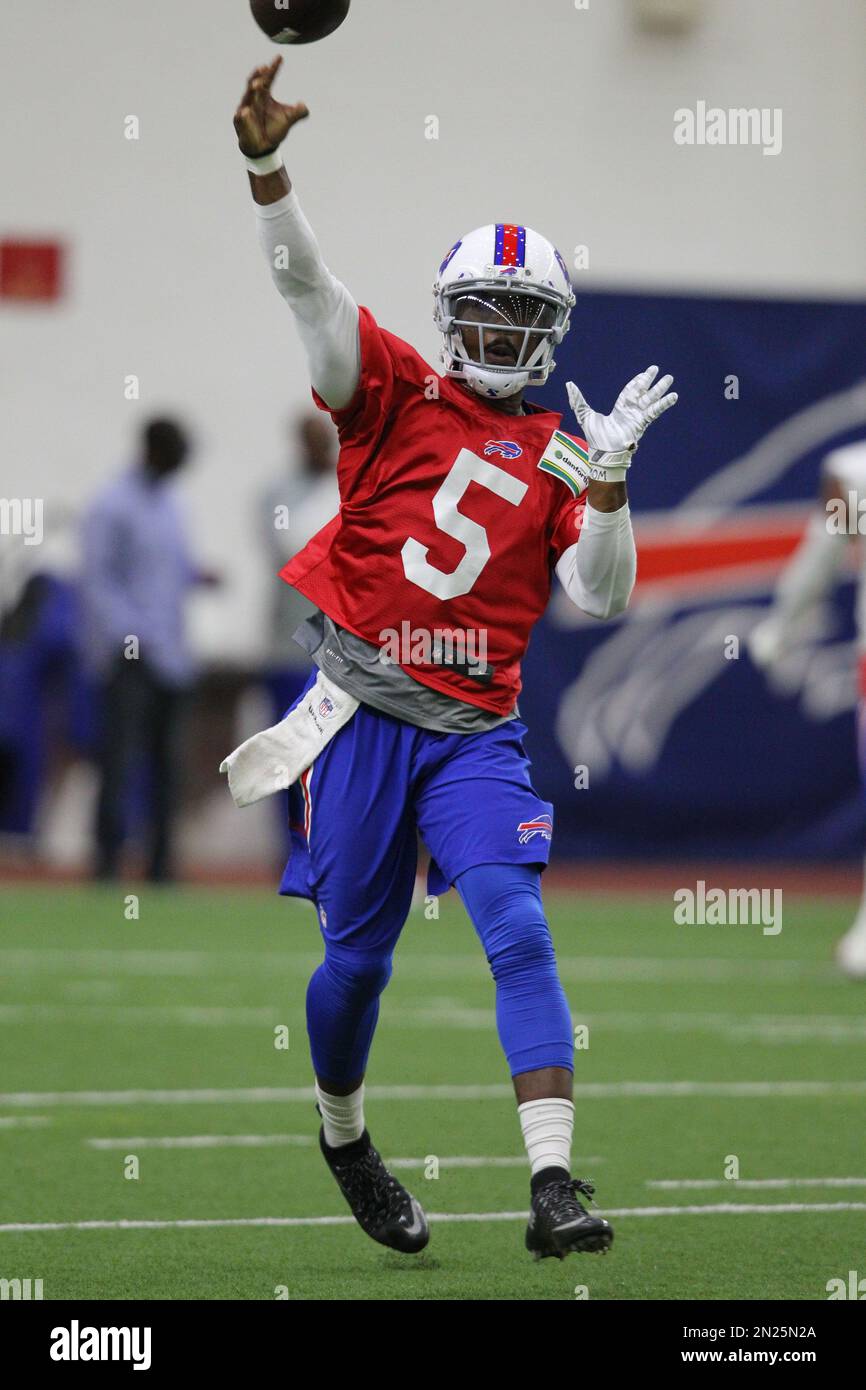 Buffalo Bills quarterback Tyrod Taylor (5) takes part in drills during ...