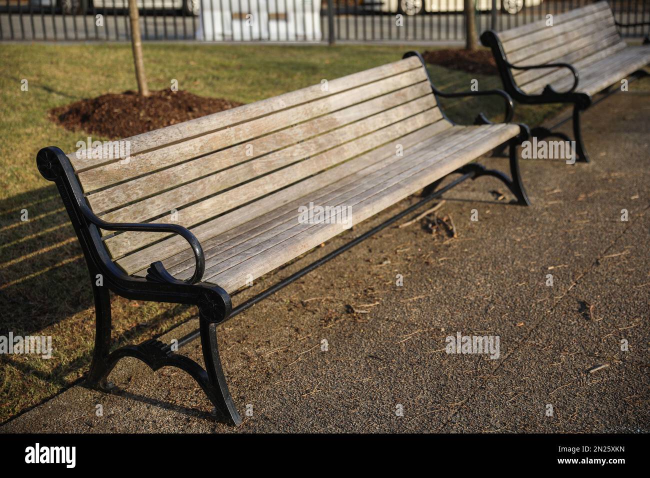 Park bench sidewalk architecture hi-res stock photography and images ...