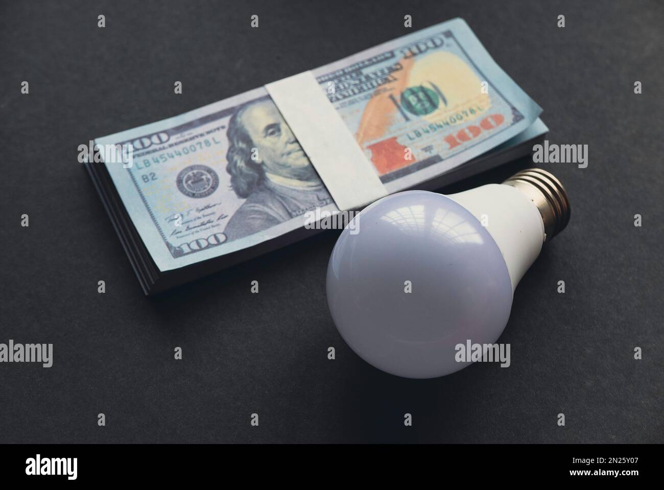 Dollar lightbulb icon hi-res stock photography and images - Alamy