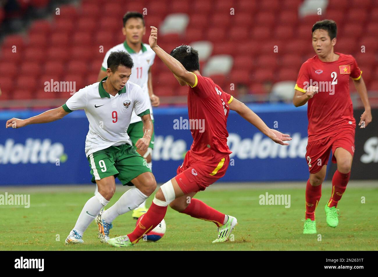 Muchlis Hadi Ning Syaifulloh of Indonesia, left, and Nguyen Huu Dung of ...