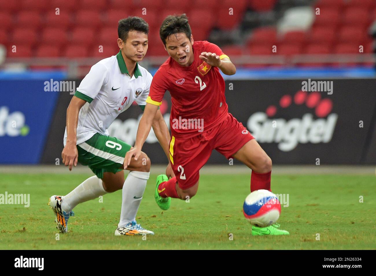 Muchlis Hadi Ning Syaifulloh of Indonesia, left, and Nguyen Huu Dung of ...
