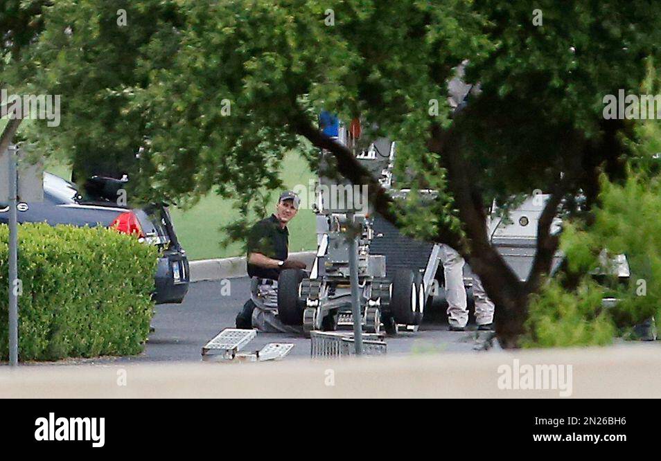 Violent robot hi-res stock photography and images - Alamy