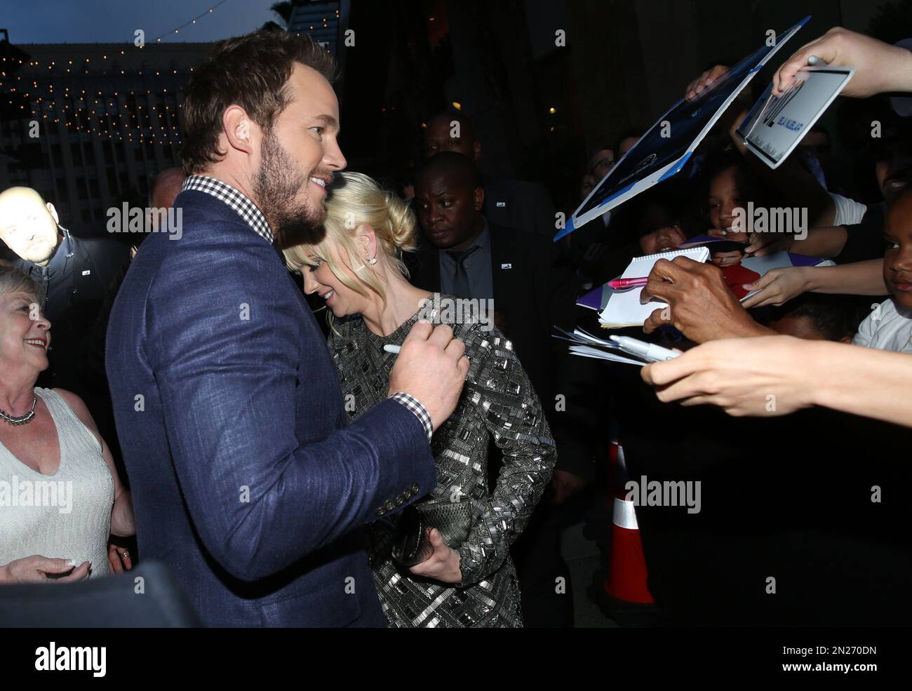 Chris Pratt, left, and Anna Faris sign autographs at the Los Angeles ...