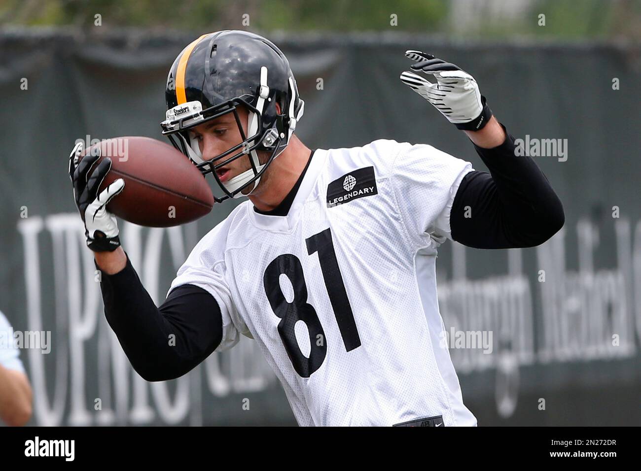 Pittsburgh Steelers tight end Jesse James (81) makes a catch during an ...