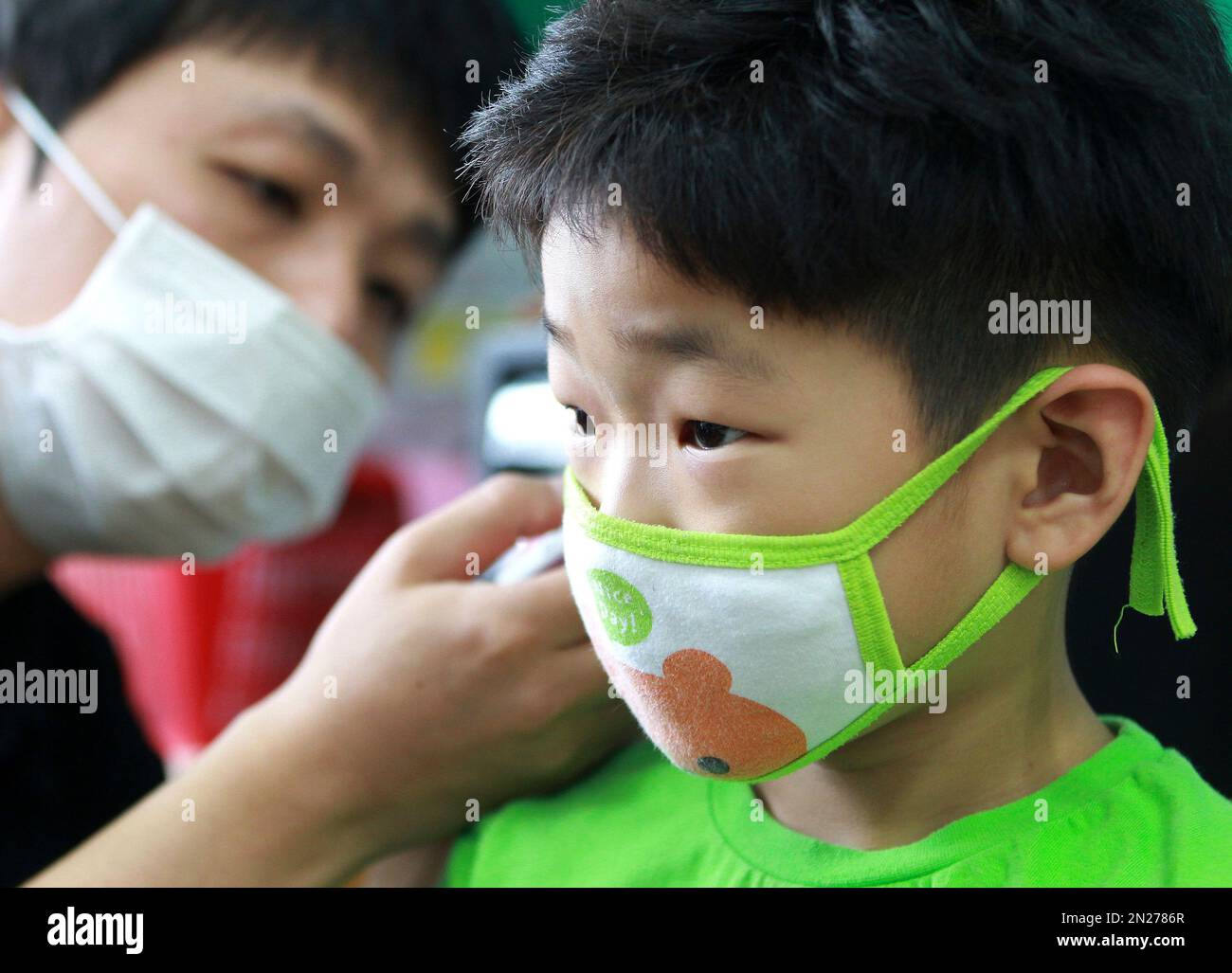 Teacher Han Tae-hyun, left, checks temperature of student Kim Hun-jin ...