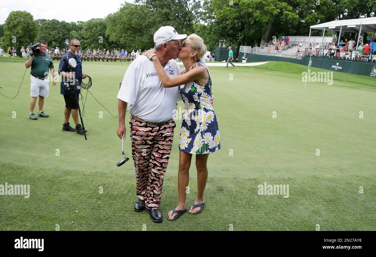 Mark Calcavecchia gets a kiss from his wife Brenda after winning the ...