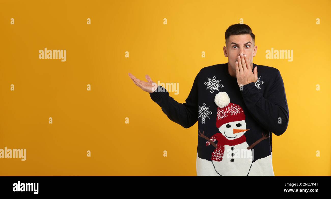 Shocked man in yellow hi-res stock photography and images - Alamy