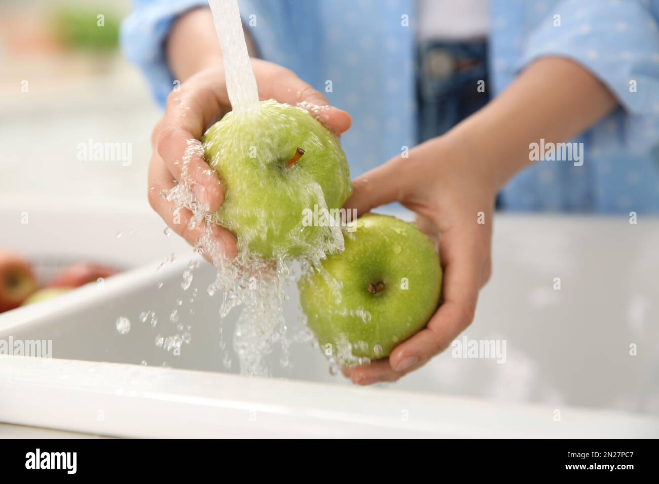Hands washing green apples hi-res stock photography and images - Alamy