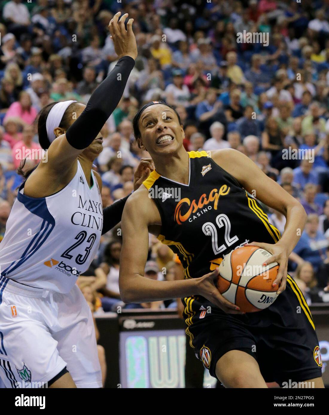 Tulsa Shock forward Plenette Pierson (22) drives to the basket against ...
