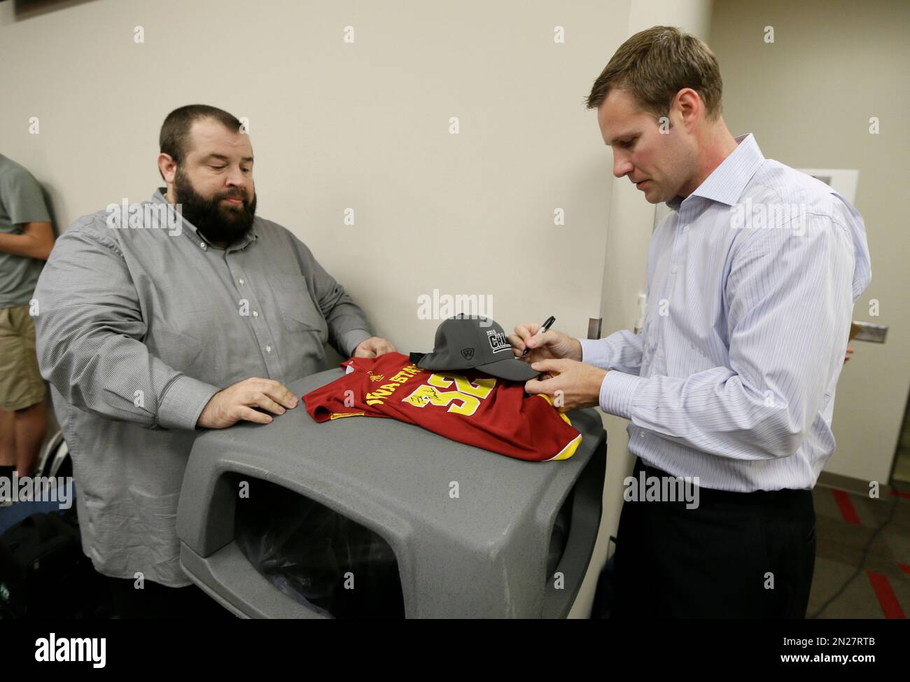 New Chicago Bulls head basketball coach Fred Hoiberg, right, signs an ...