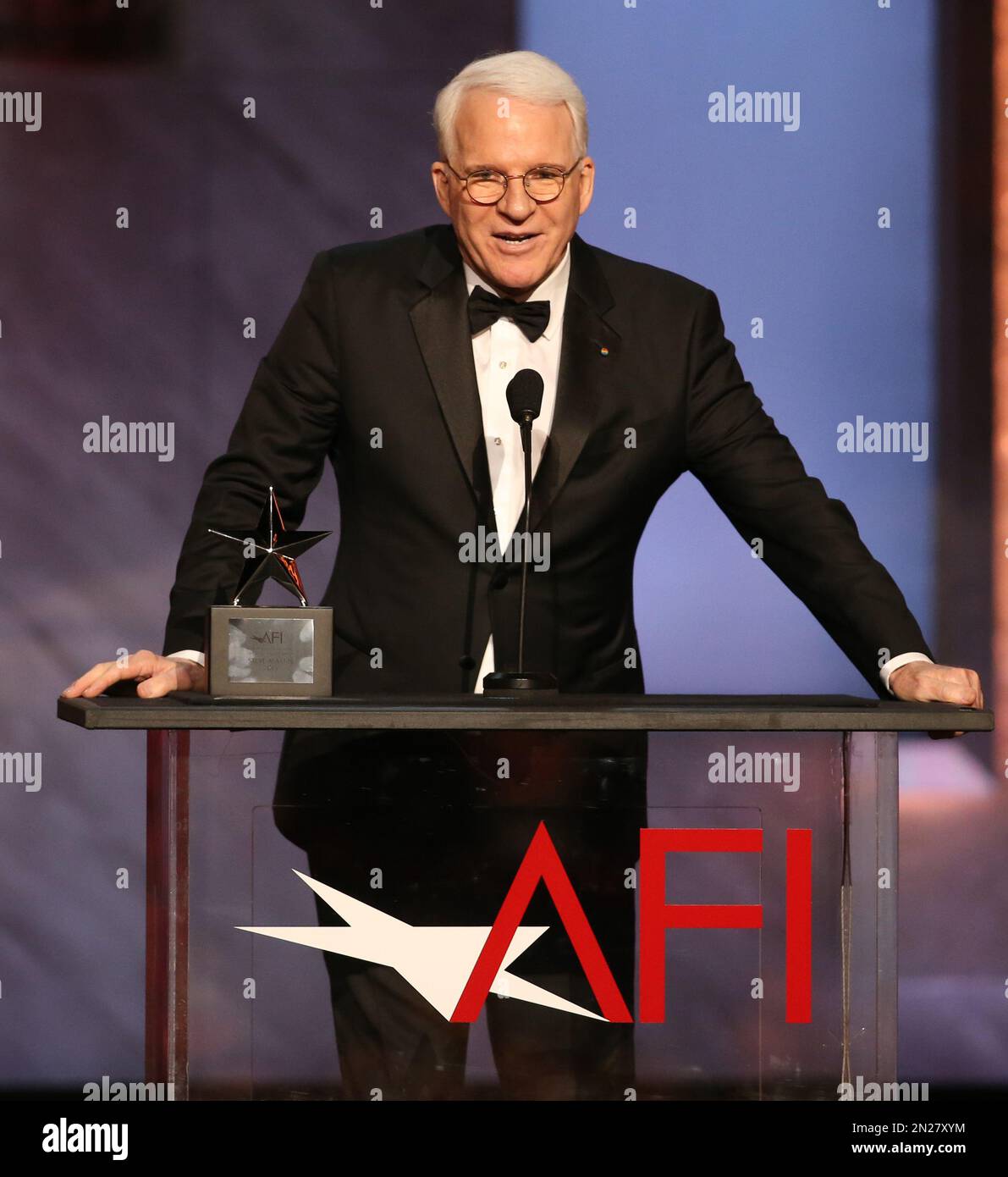 Honoree Steve Martin accepts his award at the 43rd AFI Lifetime ...