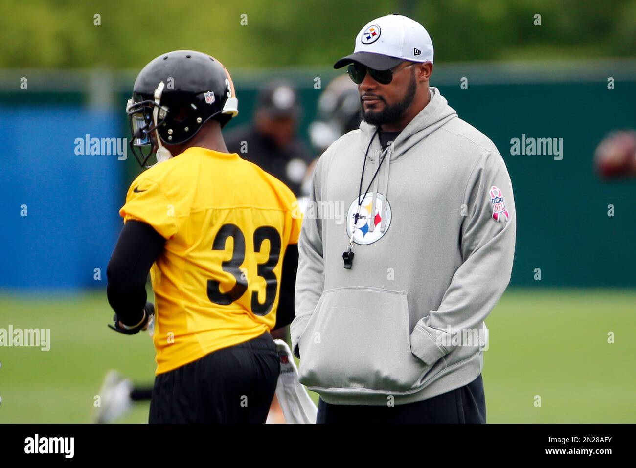 Pittsburgh Steelers head coach Mike Tomlin, right, watches as his team ...