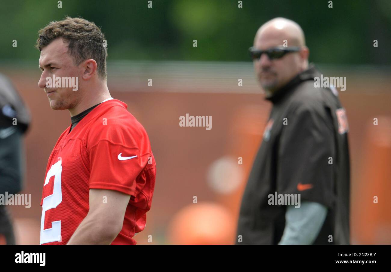 Cleveland Browns quarterback Johnny Manziel (2) walks beside head coach ...