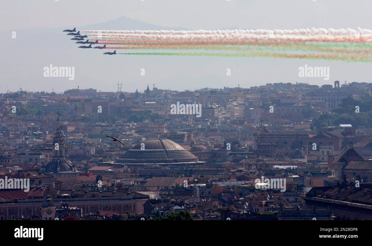 The 'Frecce Tricolori' Italian Air Force acrobatic squad fly over Rome ...