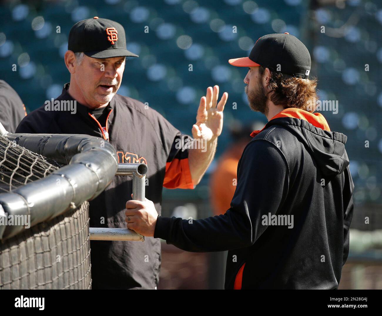 San Francisco Giants manager Bruce Bochy, left, talks with starting ...