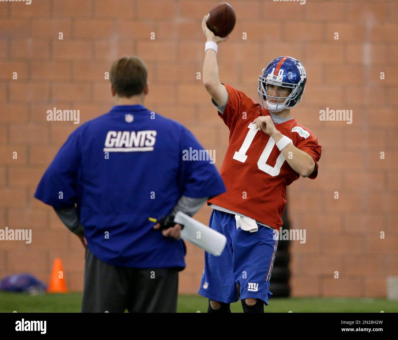 New York Giants quarterback Eli Manning practices throwing during ...