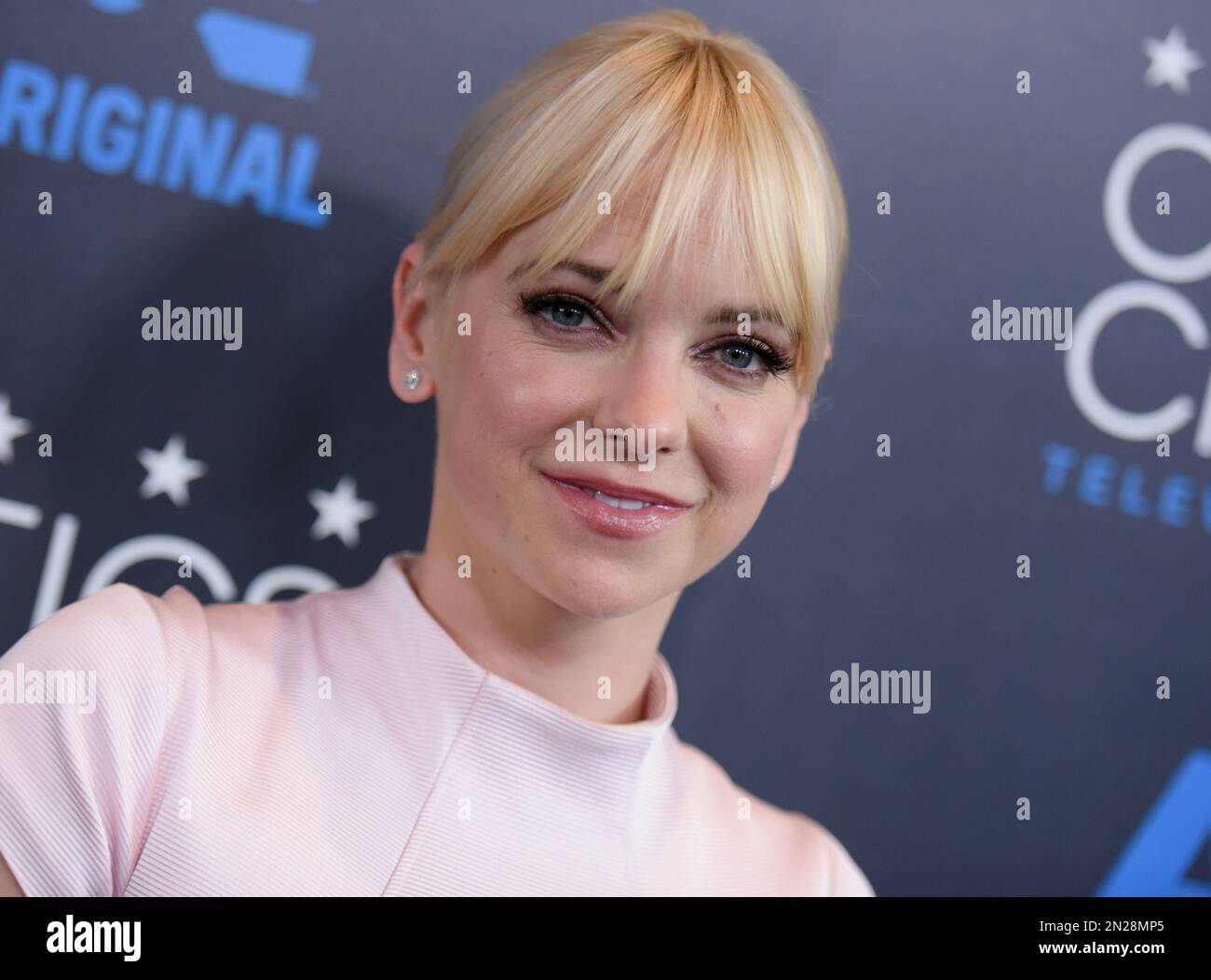 Anna Faris arrives at the Critics' Choice Television Awards at the ...