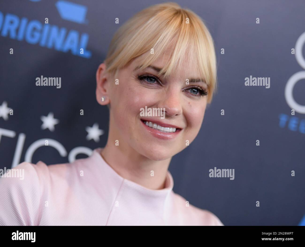 Anna Faris arrives at the Critics' Choice Television Awards at the ...