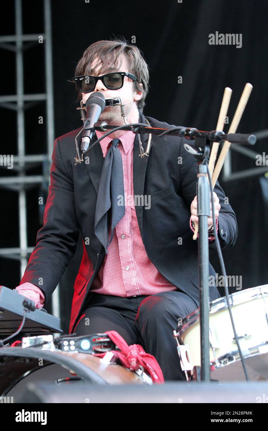 Michael Trent and Cary Ann Hearst with Shovels & Rope perform at the ...