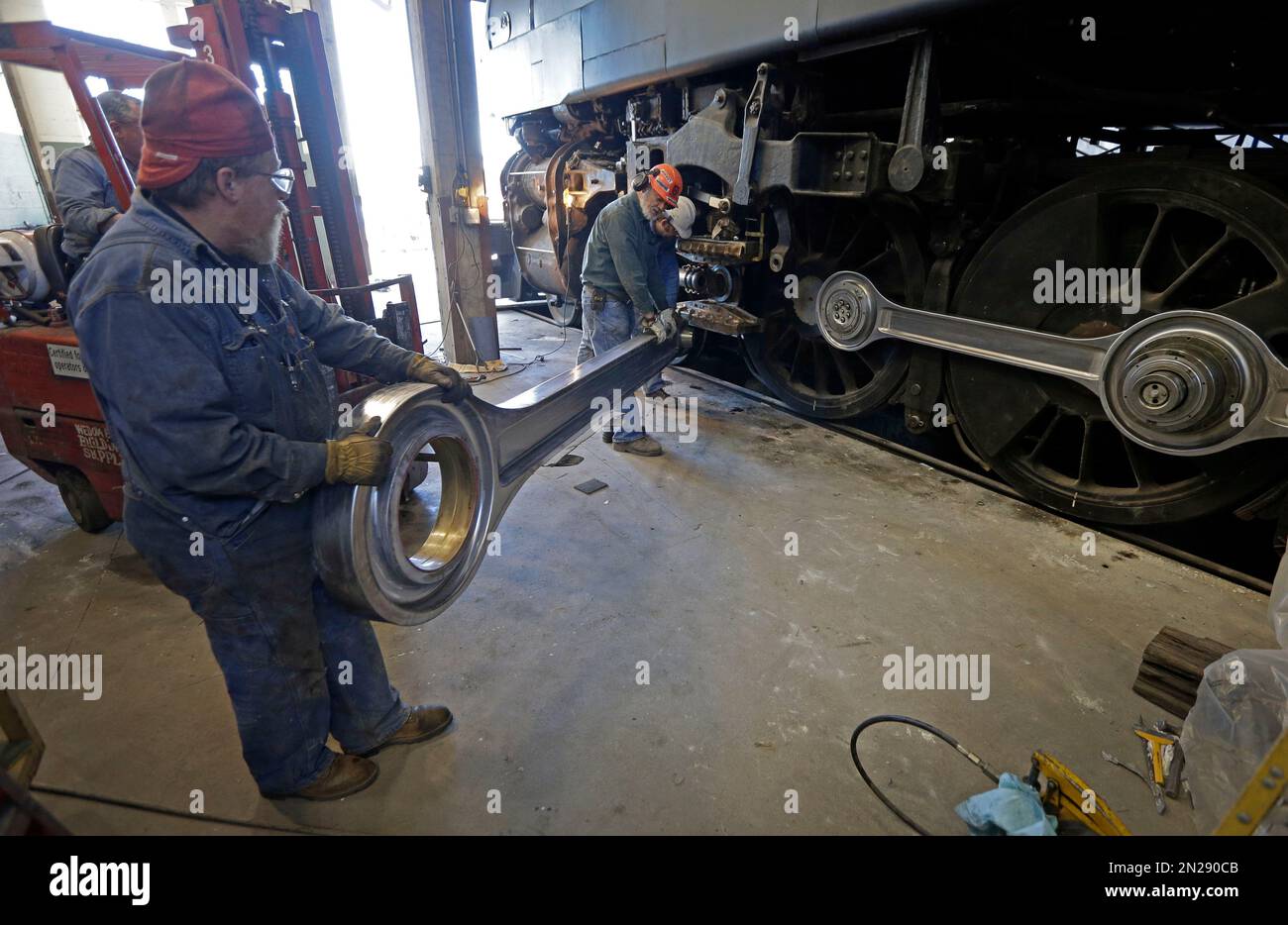 In this photo taken April 28, 2015 Bob Yuill, left, and Larry Stanfill ...