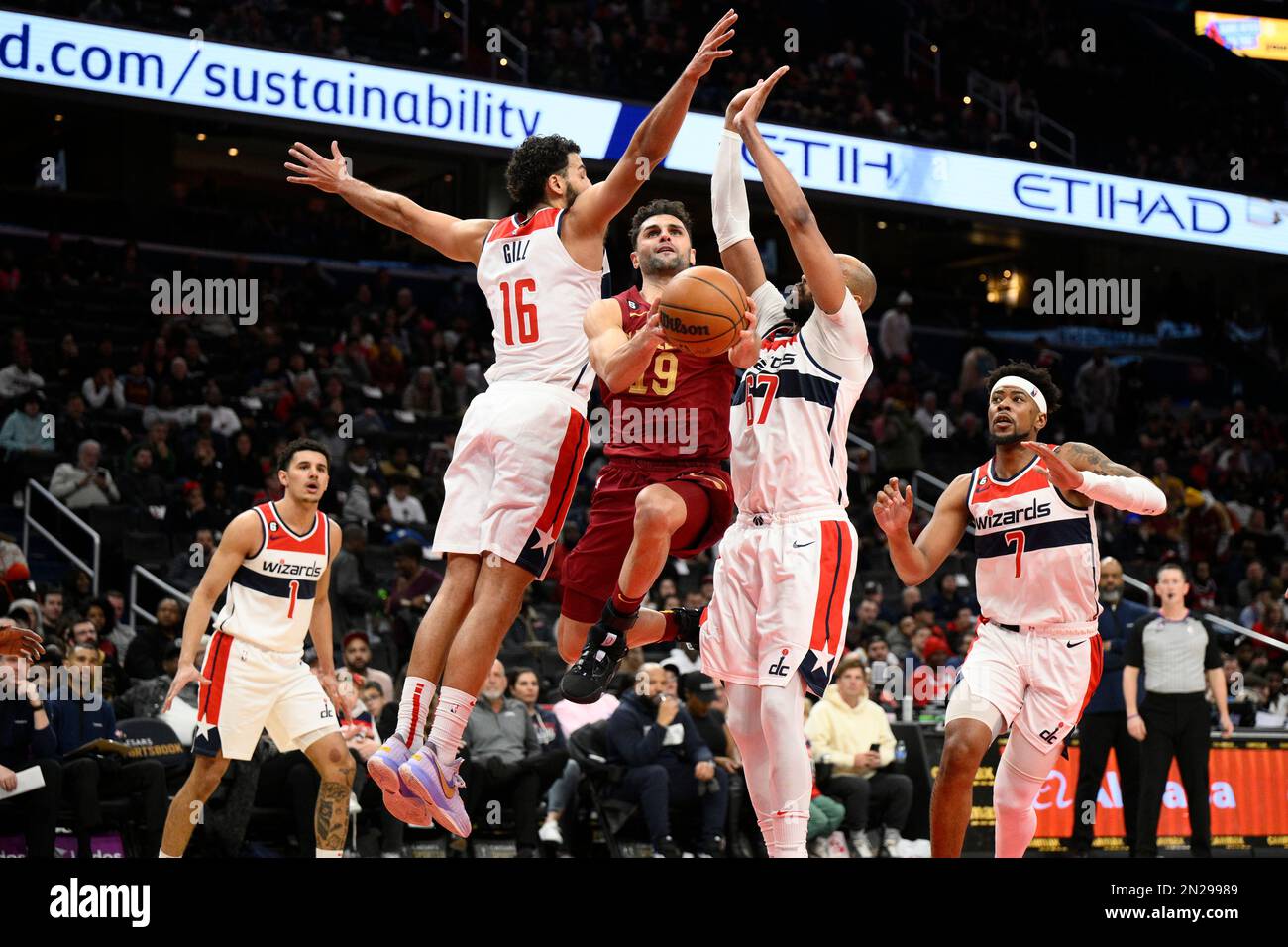 Cleveland Cavaliers guard Raul Neto (19) goes to the basket against ...