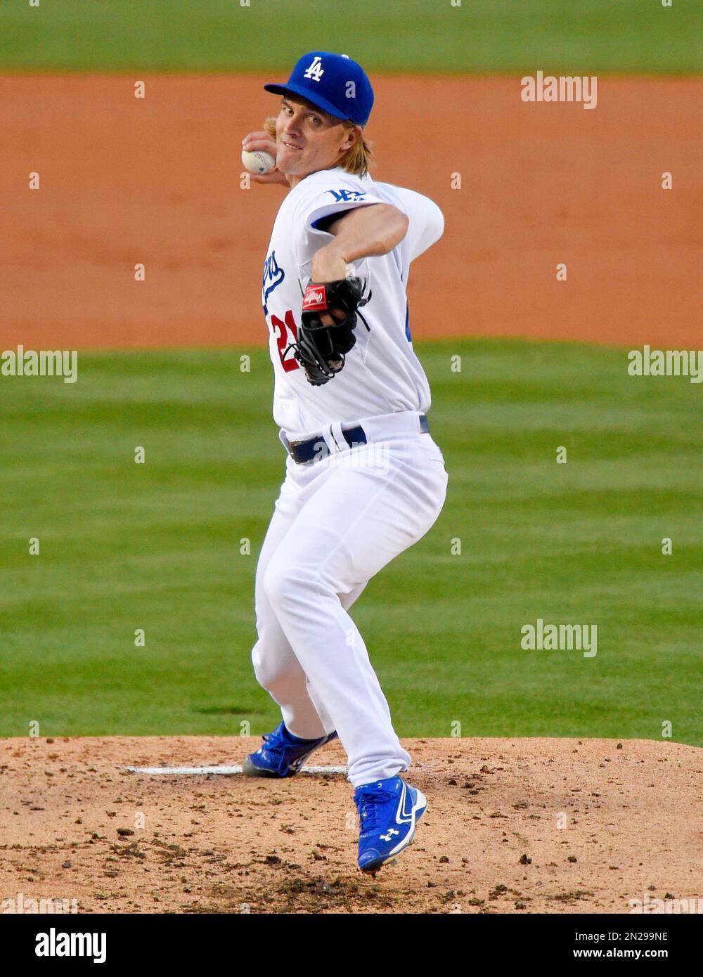 Los Angeles Dodgers starting pitcher Zack Greinke throws to the plate ...