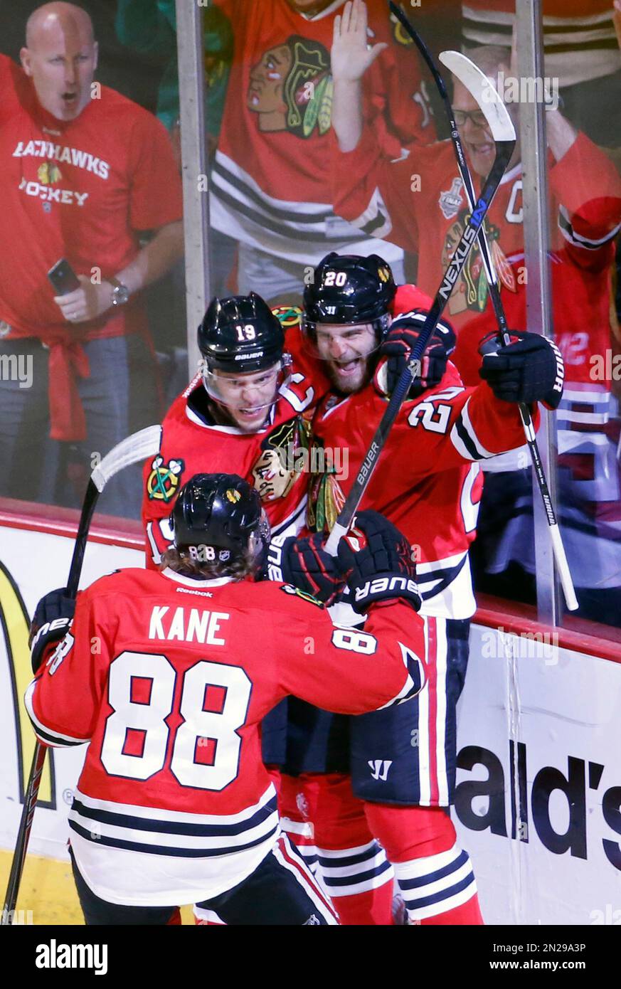 Chicago Blackhawks left wing Brandon Saad (20) celebrates with center ...
