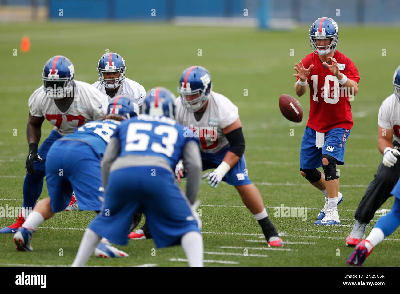 New York Giants quarterback Eli Manning (10) takes a snap during an NFL ...
