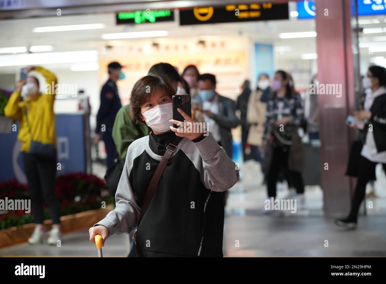 Many people from Hong Kong return to the mainland through Lo Wu port in ...