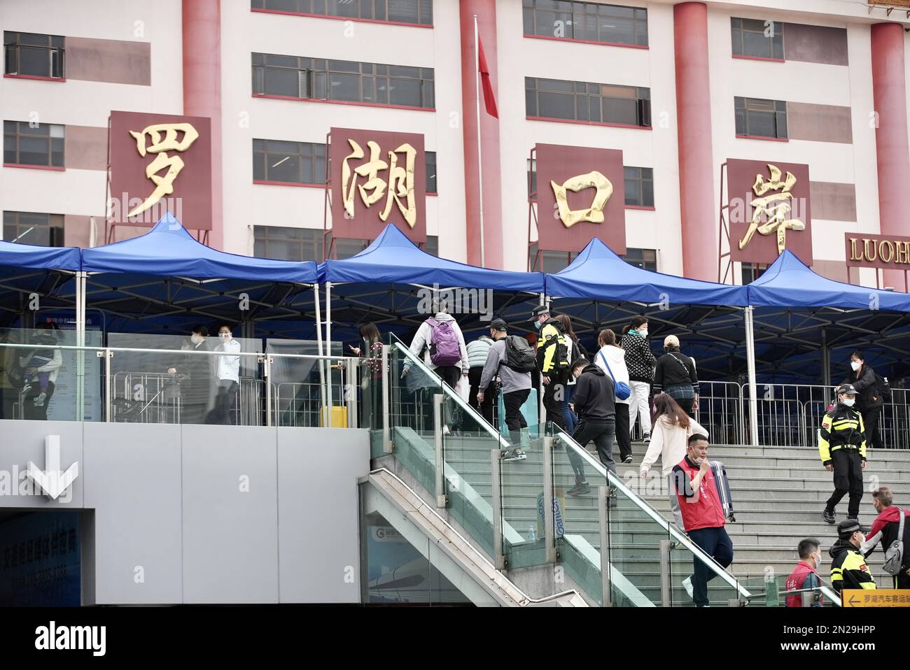 Many people from Hong Kong return to the mainland through Lo Wu port in ...
