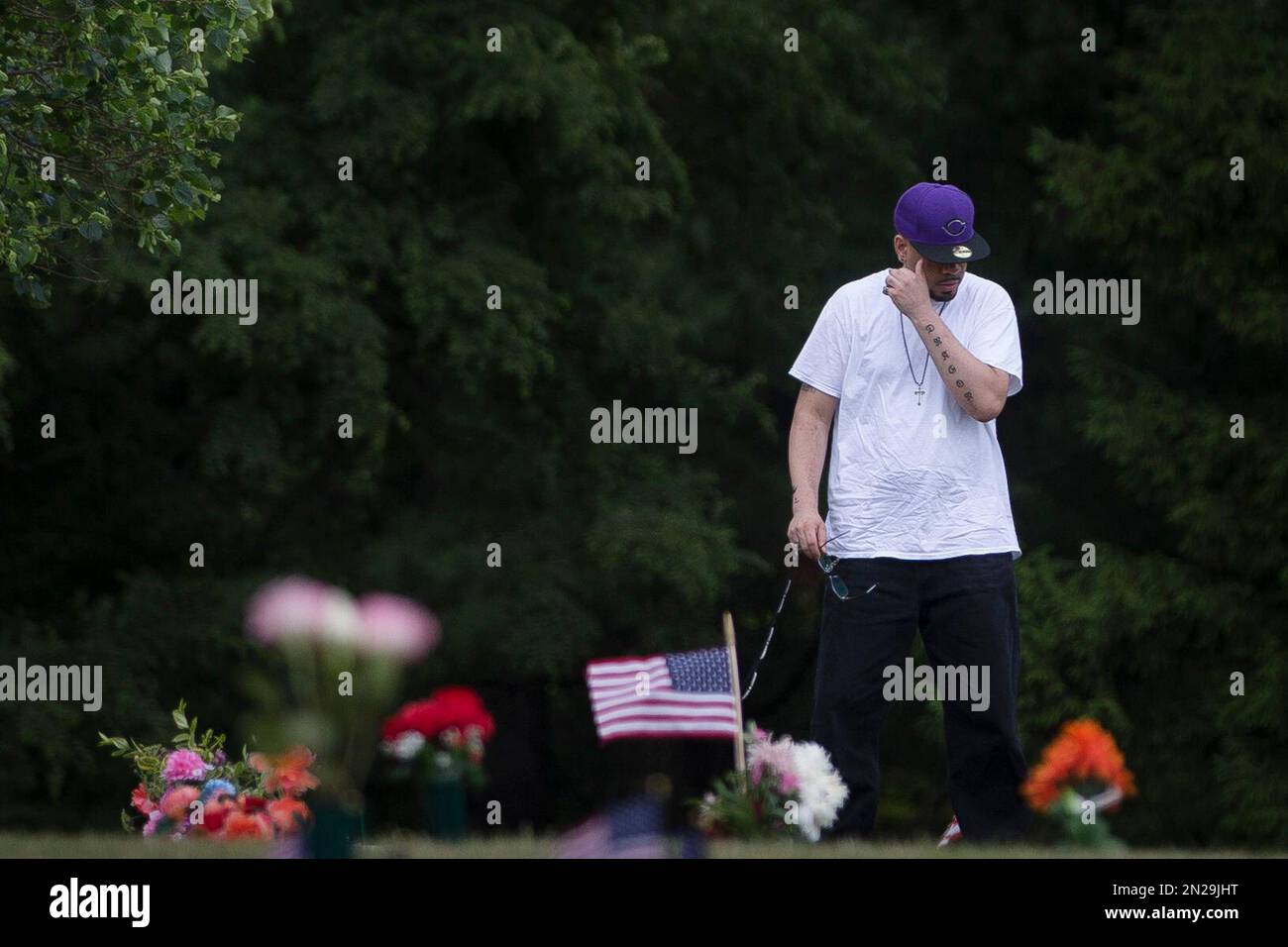 Jason Bonner wipes his eye while he visits the grave of his veteran ...