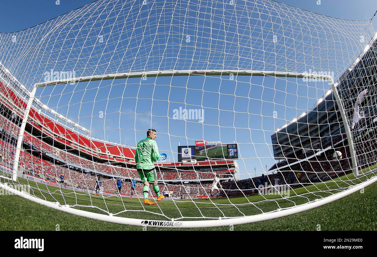 San Jose Earthquakes goalkeeper David Bingham (1) look back after ...