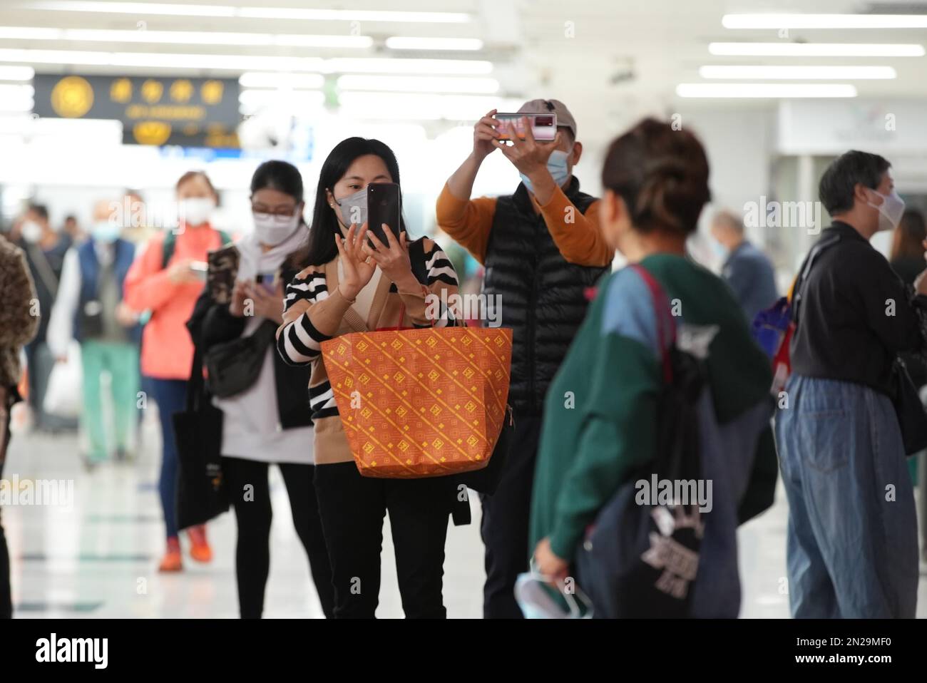 Many people from Hong Kong return to the mainland through Lo Wu port in ...