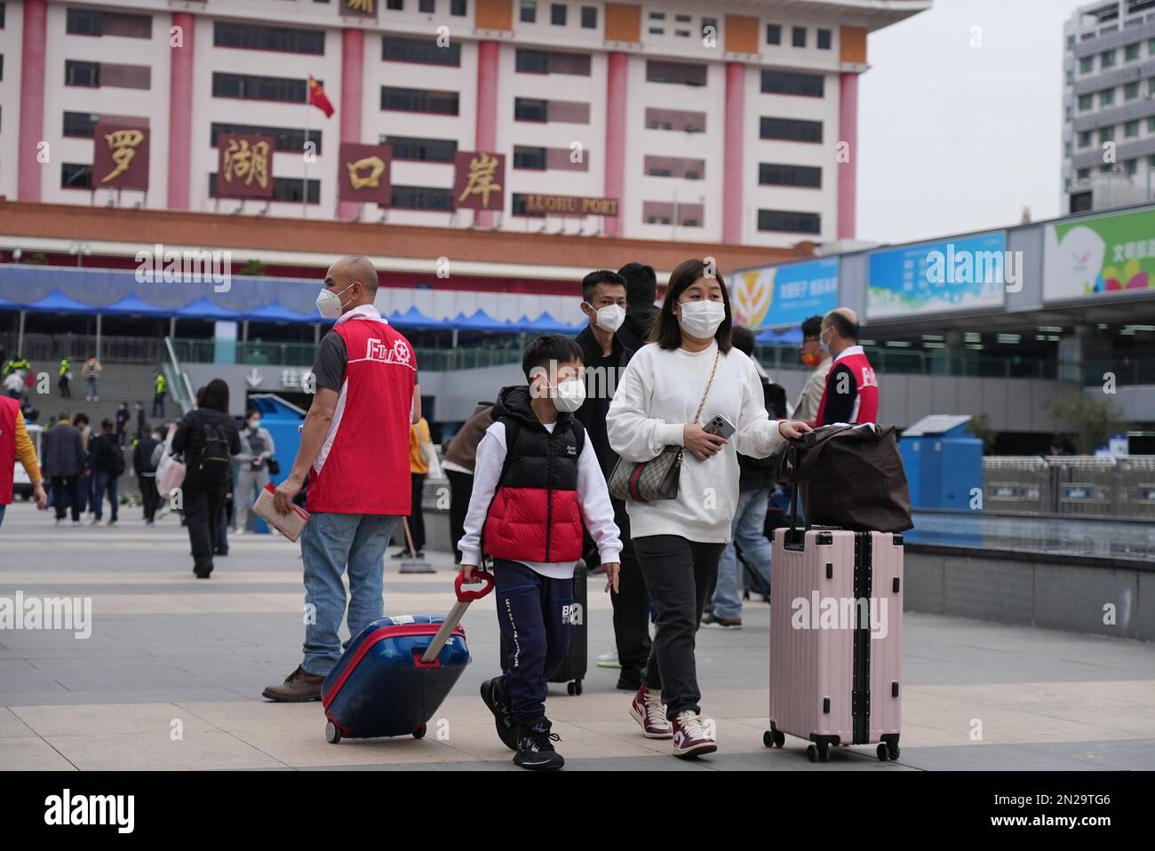 Many people from Hong Kong return to the mainland through Lo Wu port in ...
